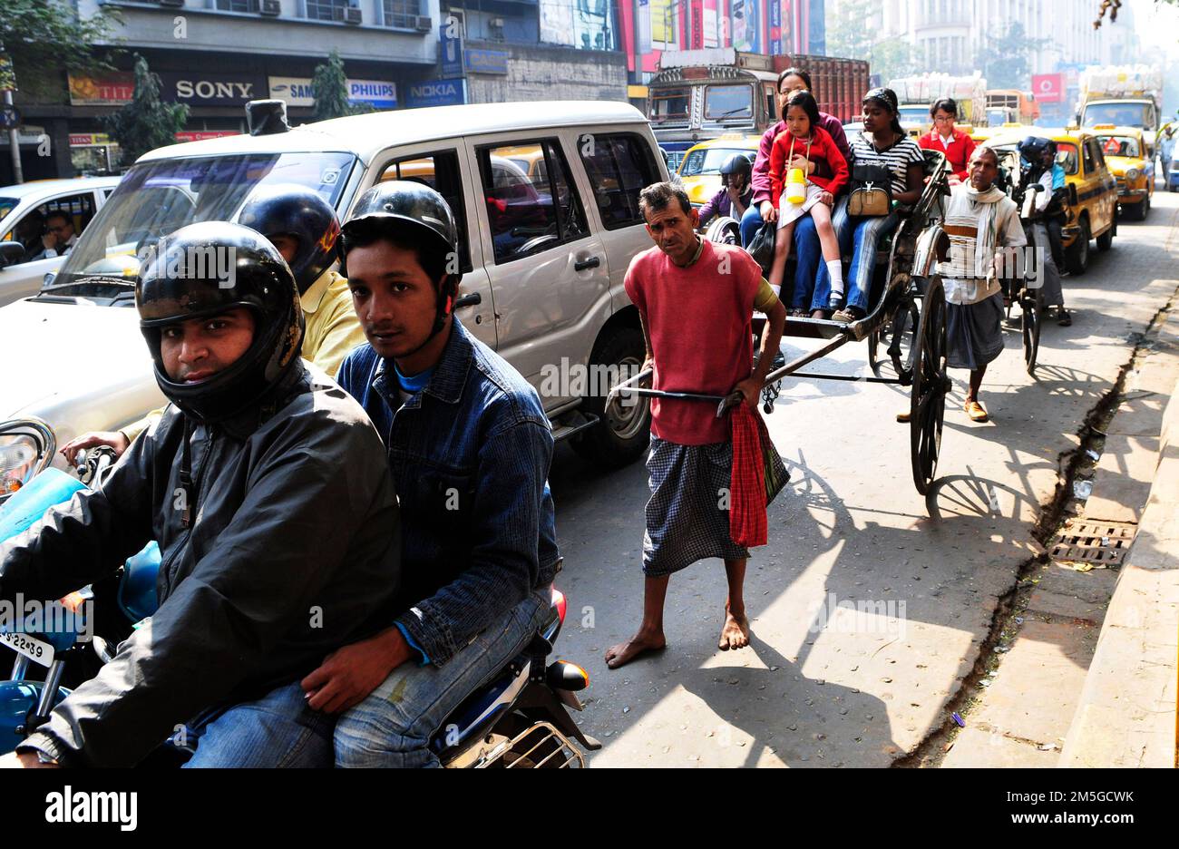 Hand pulled rickshaw in the streets of Kolkata, West Bengal, India ...