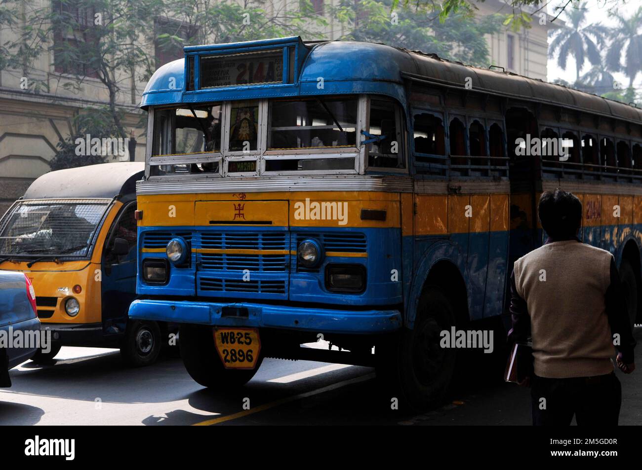 Public bus in central Kolkata, India Stock Photo - Alamy