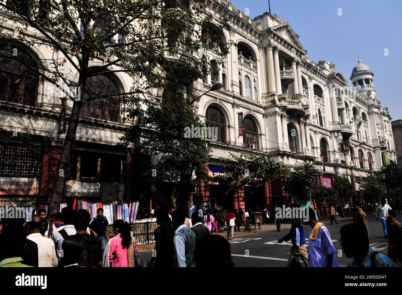 Busy street life under the Metropolitan building in Kolkata, India ...