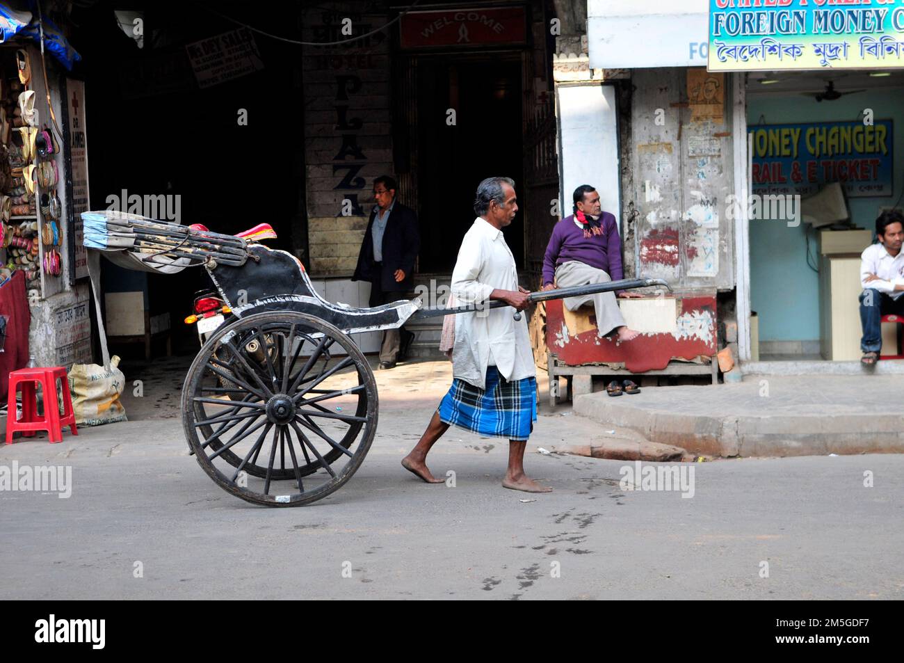 Hand pulled rickshaw in the streets of Kolkata, West Bengal, India ...