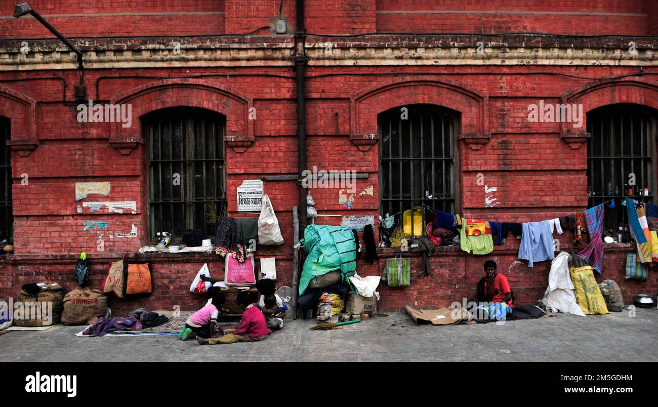 Homeless Bengalis living on the street in central Kolkata, India Stock ...