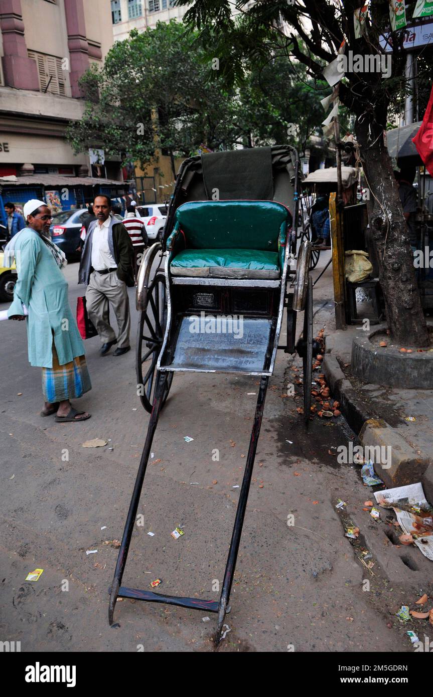 Hand pulled rickshaw in the streets of Kolkata, West Bengal, India ...