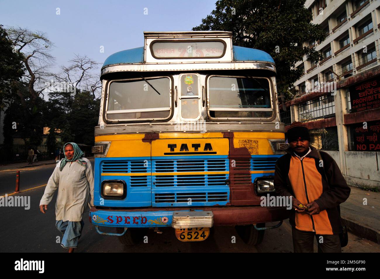 Public bus in central Kolkata, India Stock Photo - Alamy