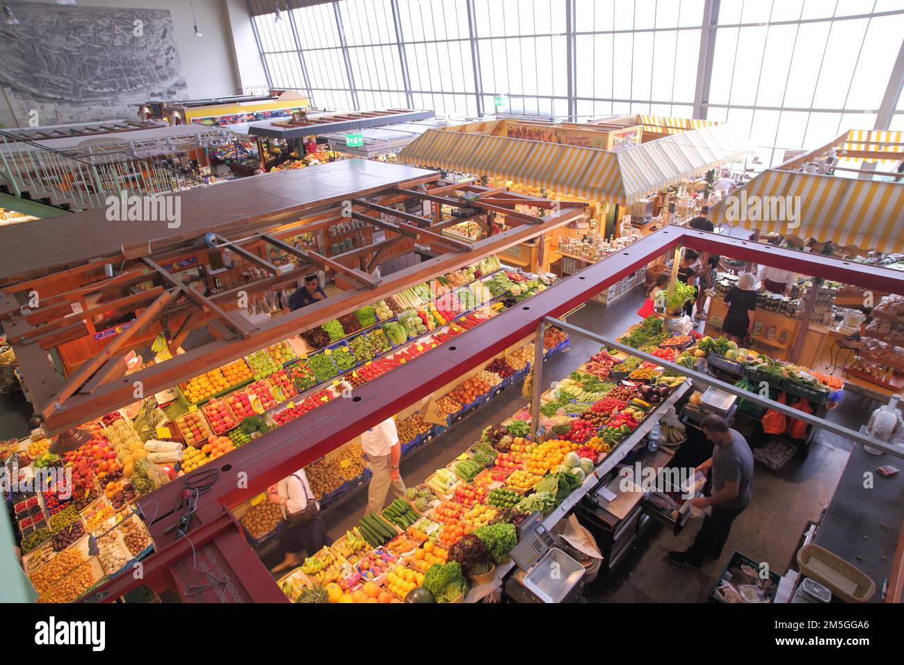 Kleinmarkthalle, sale, market of food, fruit, vegetables, market stalls ...