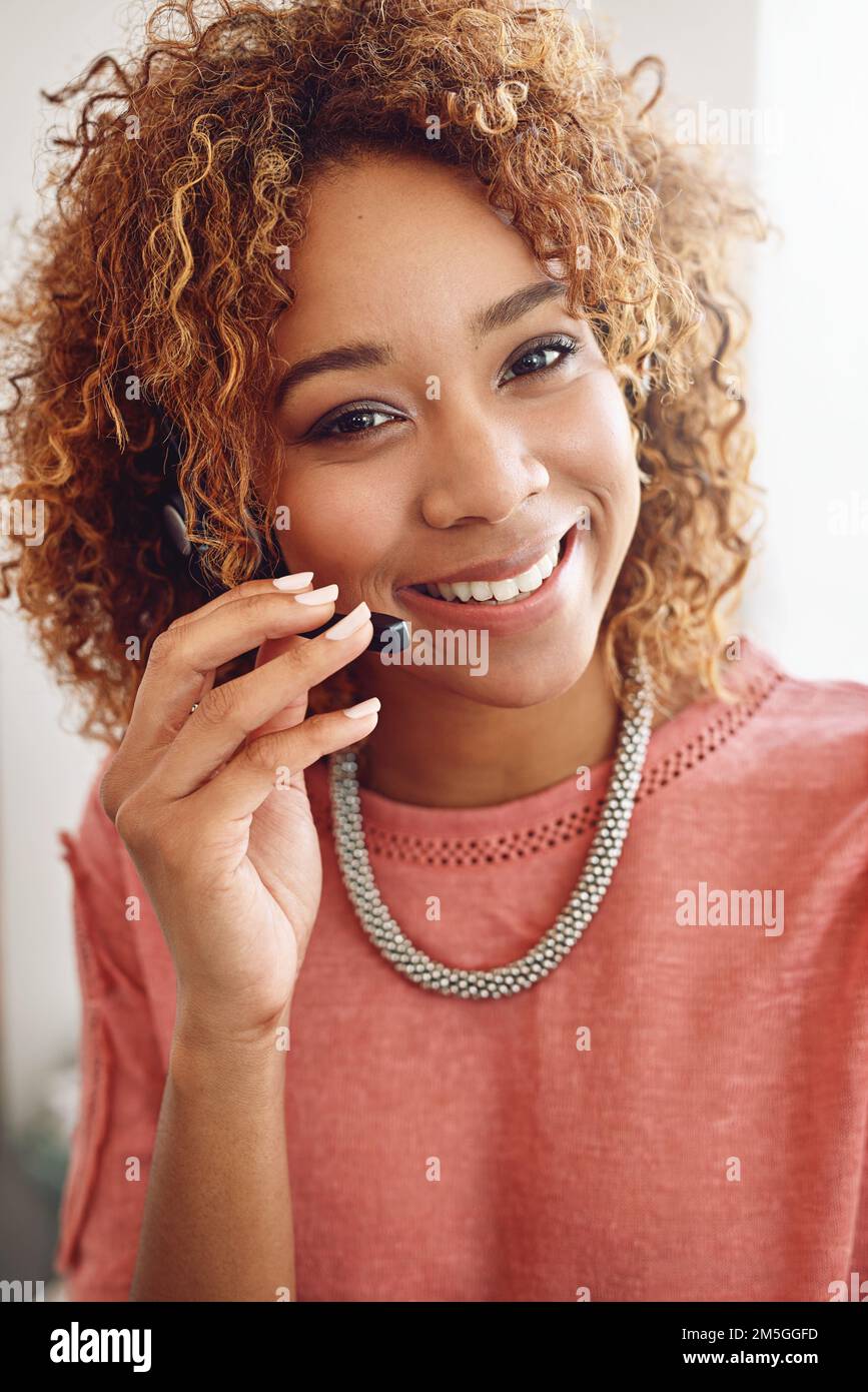 Call centre agent smiling camera hi-res stock photography and images ...