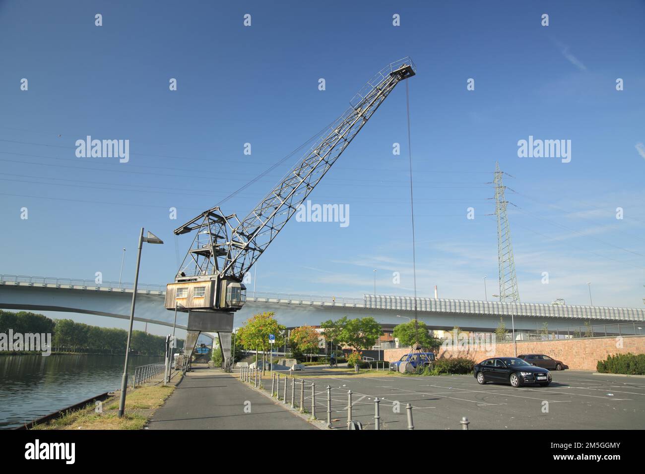 Old harbour crane, load crane with bridge over Main, battery, Hoechst ...