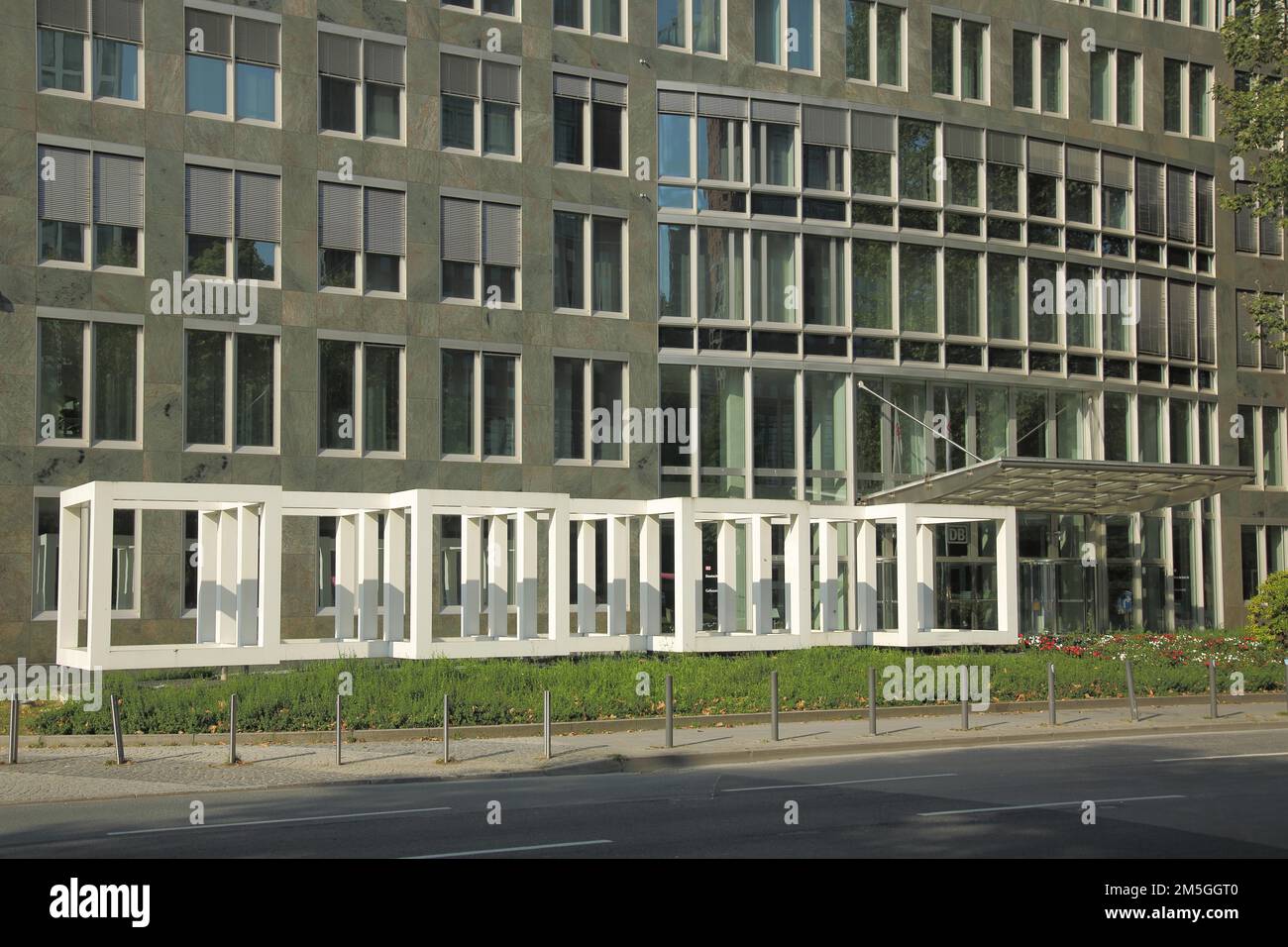 Sol lewitt cube hi-res stock photography and images - Alamy