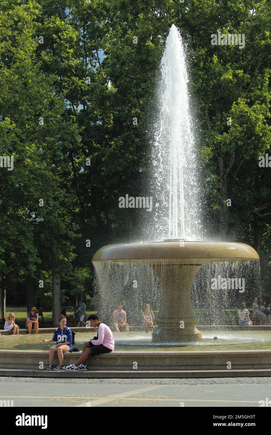 Lucae fountain with water fountain at Opernplatz, city centre, Main ...
