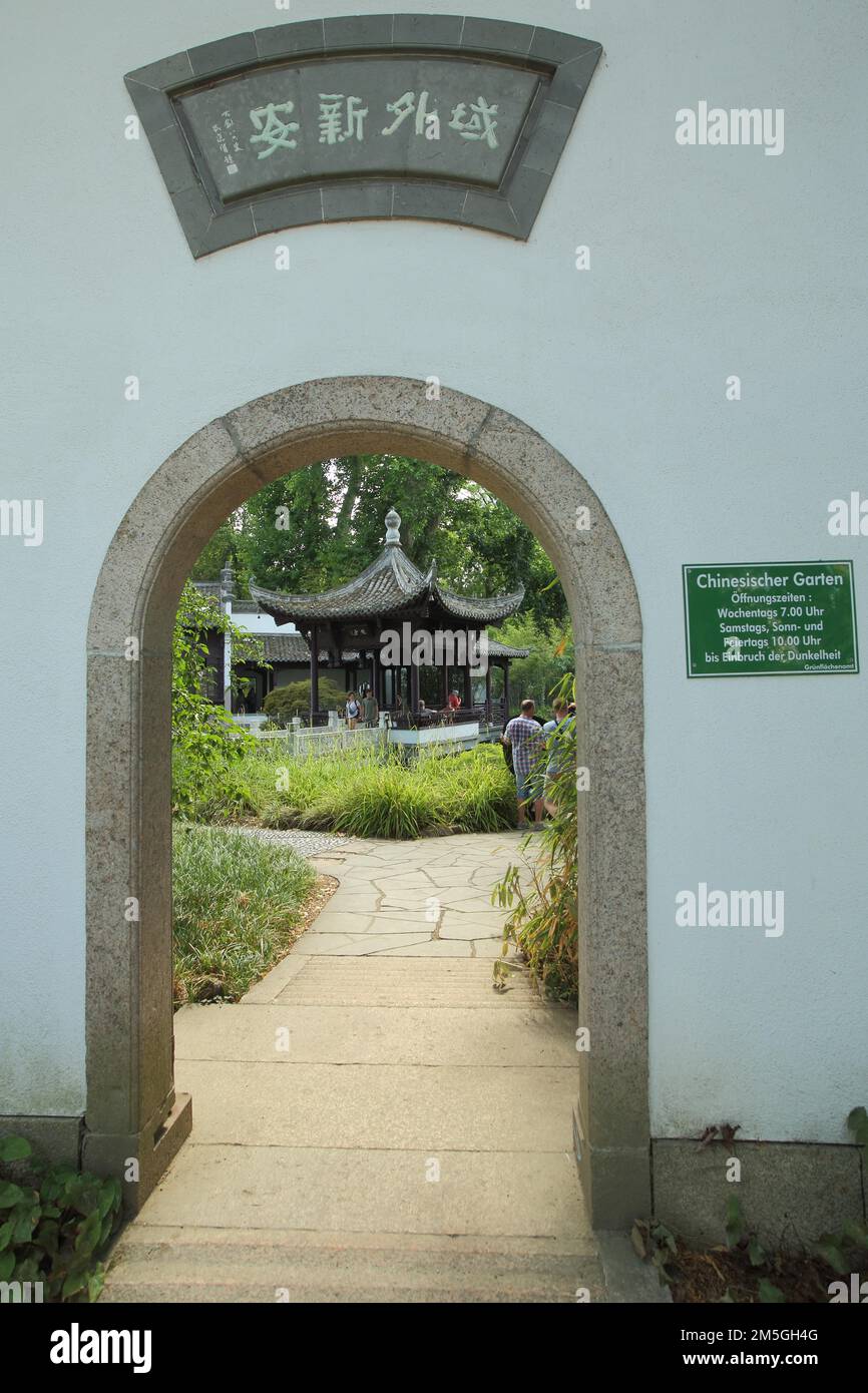 Building with chinese inscription hi-res stock photography and images ...