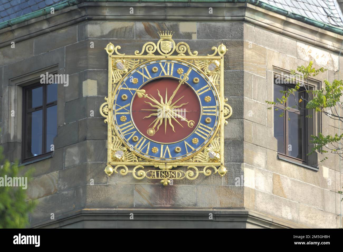 Golden clock at the Liebieghaus built 1896, golden, Museumsufer ...