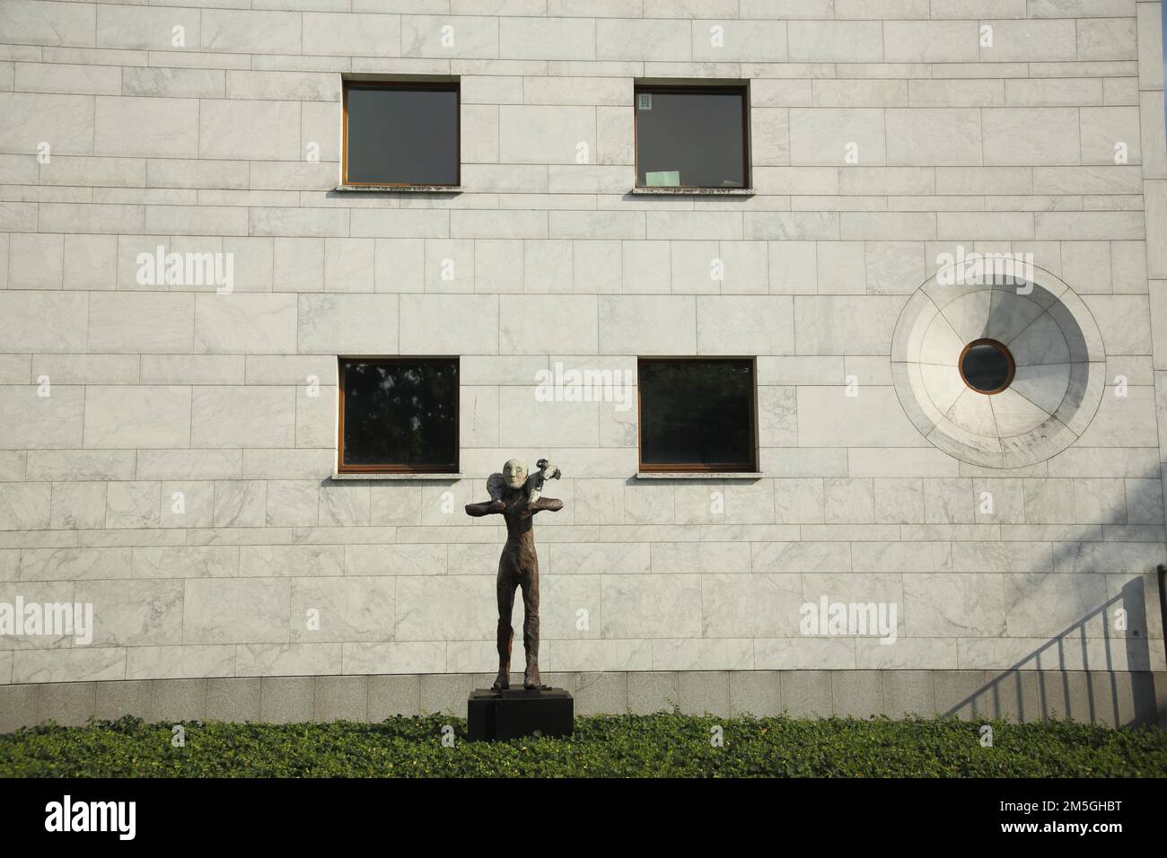 Sculpture and house wall with four windows, round, Staedel Museum ...