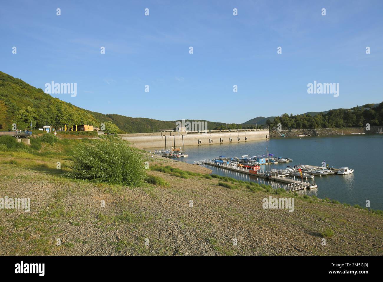 Lake shore with landscape and landing stage with boats at the Eder dam ...