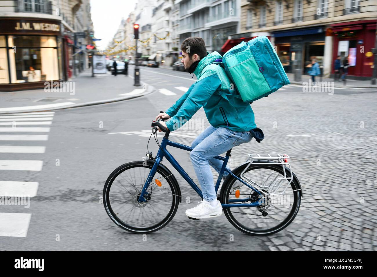 A deliver (man) for Deliveroo on his bike (bicycle). Illustration of delivers for home food ...