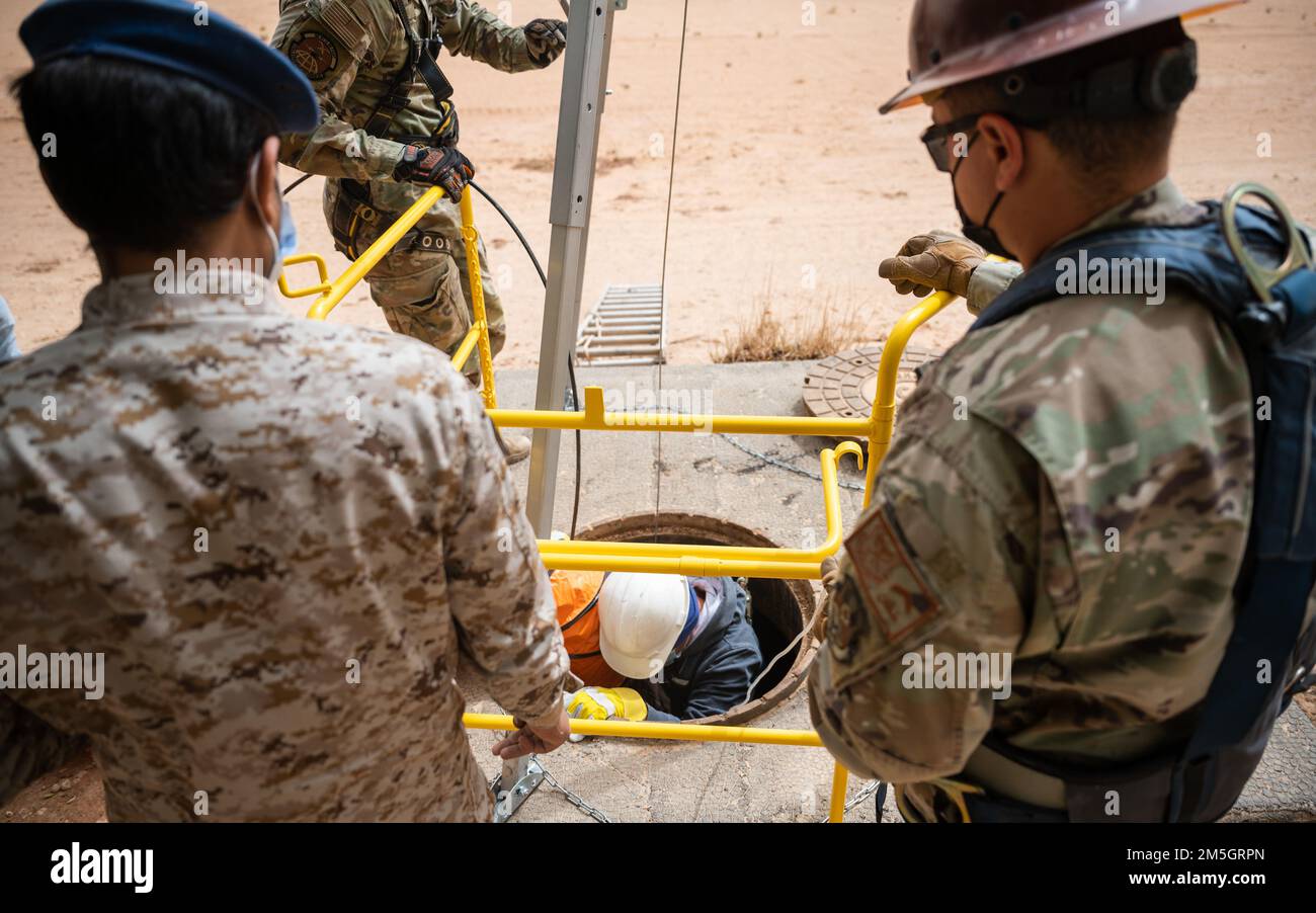 Service members from the U.S. and Royal Saudi Air Forces perform a ...