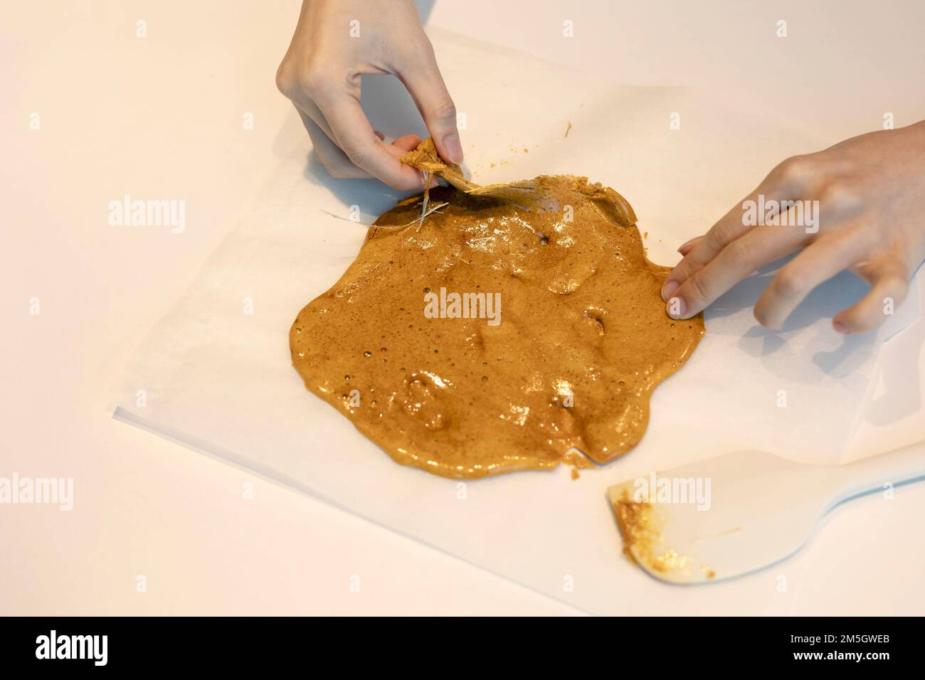 Making Dalgona in South Korea Stock Photo - Alamy