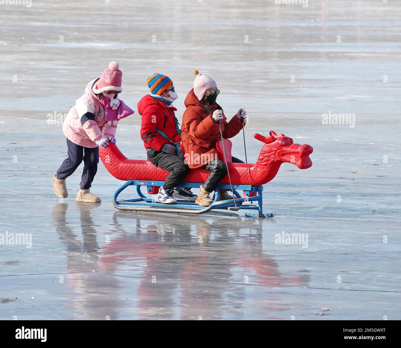 On the first day of the official opening of Shichahai Ice Field, many ...