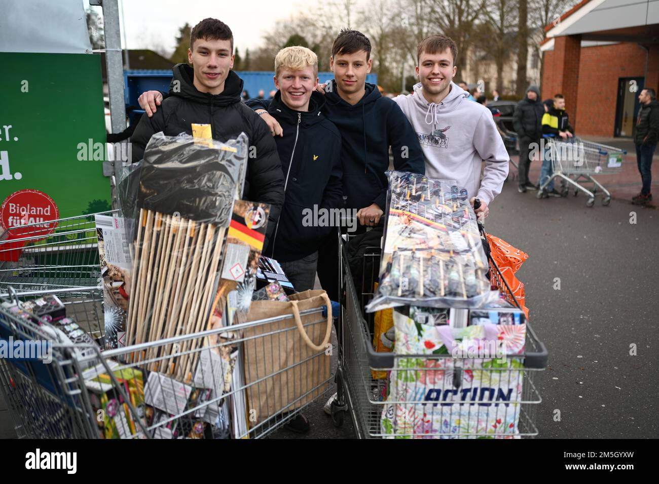 Bunde, Germany. 29th Dec, 2022. Four young Dutchmen show their yield ...