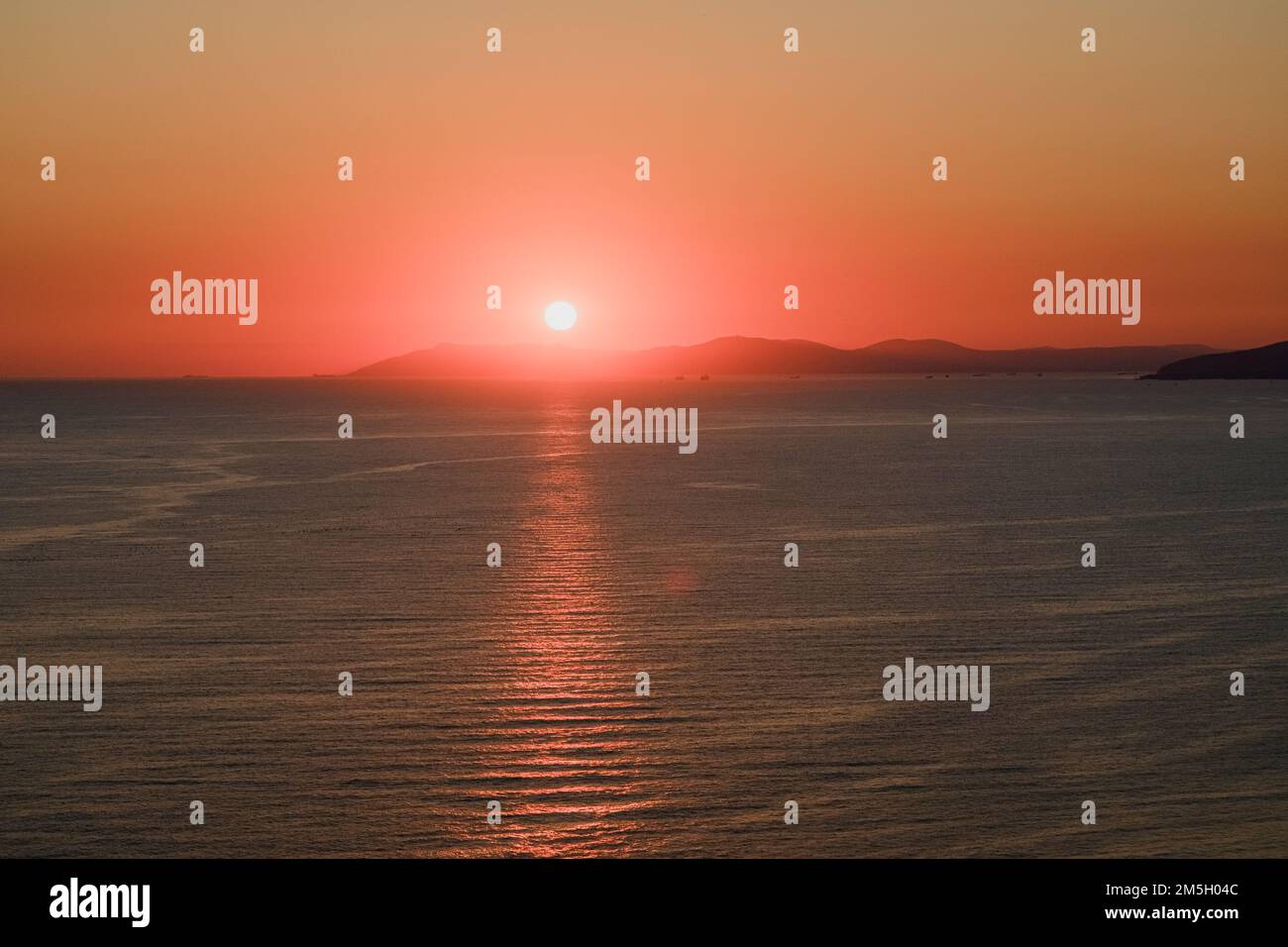 Red sun over horizon bird hi-res stock photography and images - Alamy