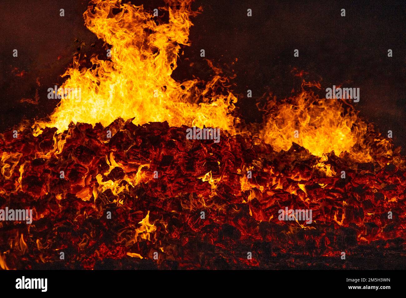 Fire by night. Flames and embers. Hell and inferno Stock Photo - Alamy