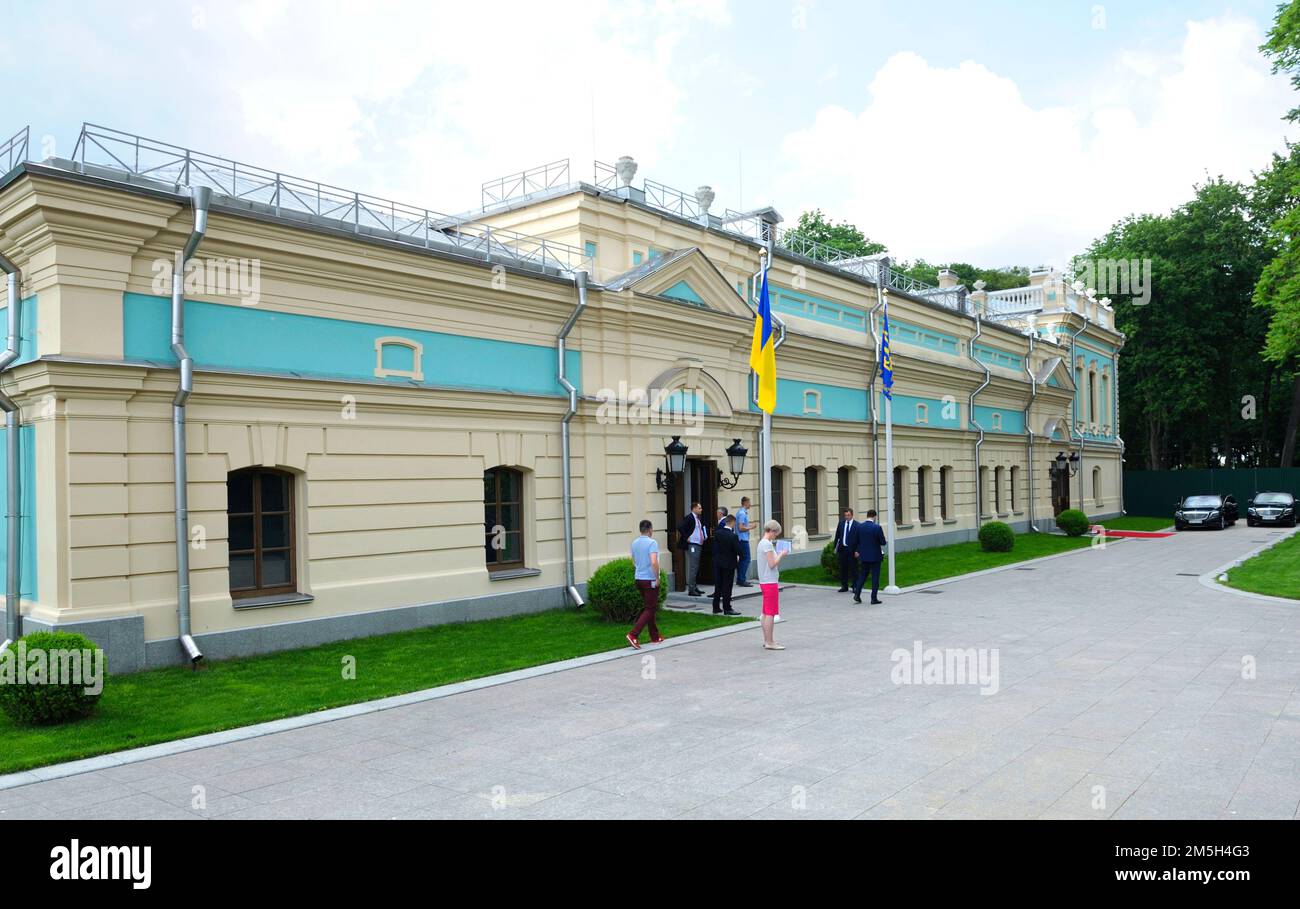 Side entrance and yard of Mariyinsky Palace, the ceremonial residence ...