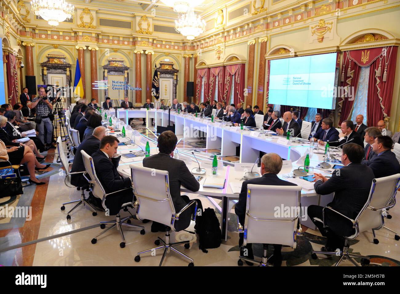 Oval conference table hi-res stock photography and images - Alamy