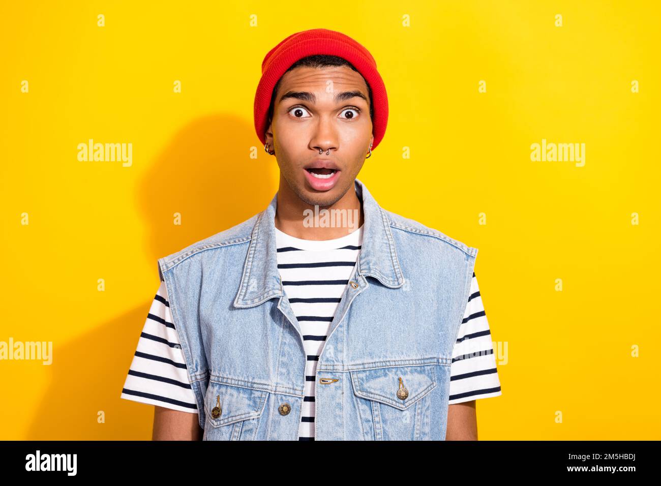 Portrait of impressed speechless person open mouth cant believe ...