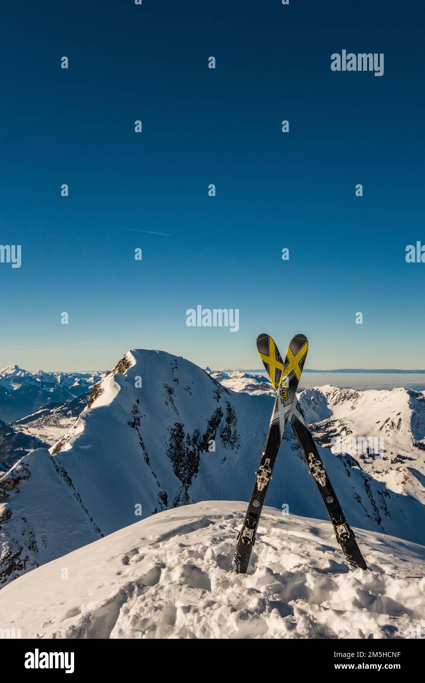 Pair skis stuck in snow hi-res stock photography and images - Alamy