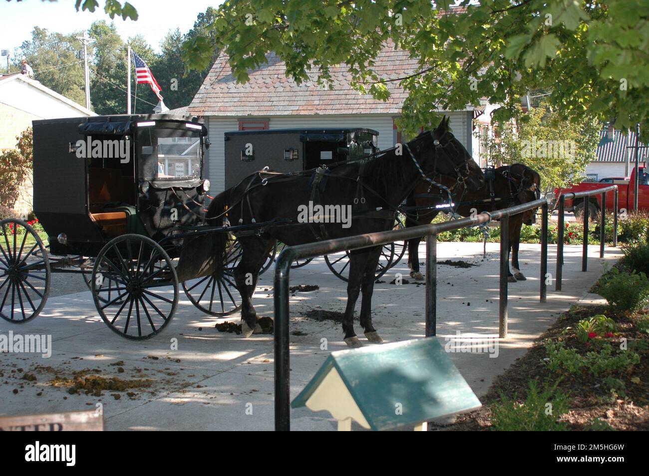 Amish Country Byway - Shady Parking for Horse-Drawn Carriages. Horses ...