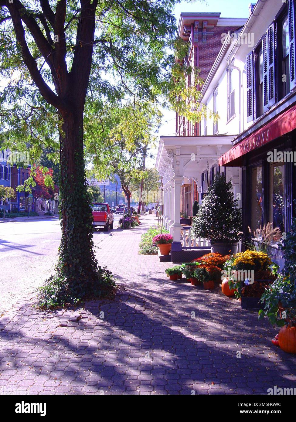 Delaware River Scenic Byway - Downtown Frenchtown Street. At the base ...