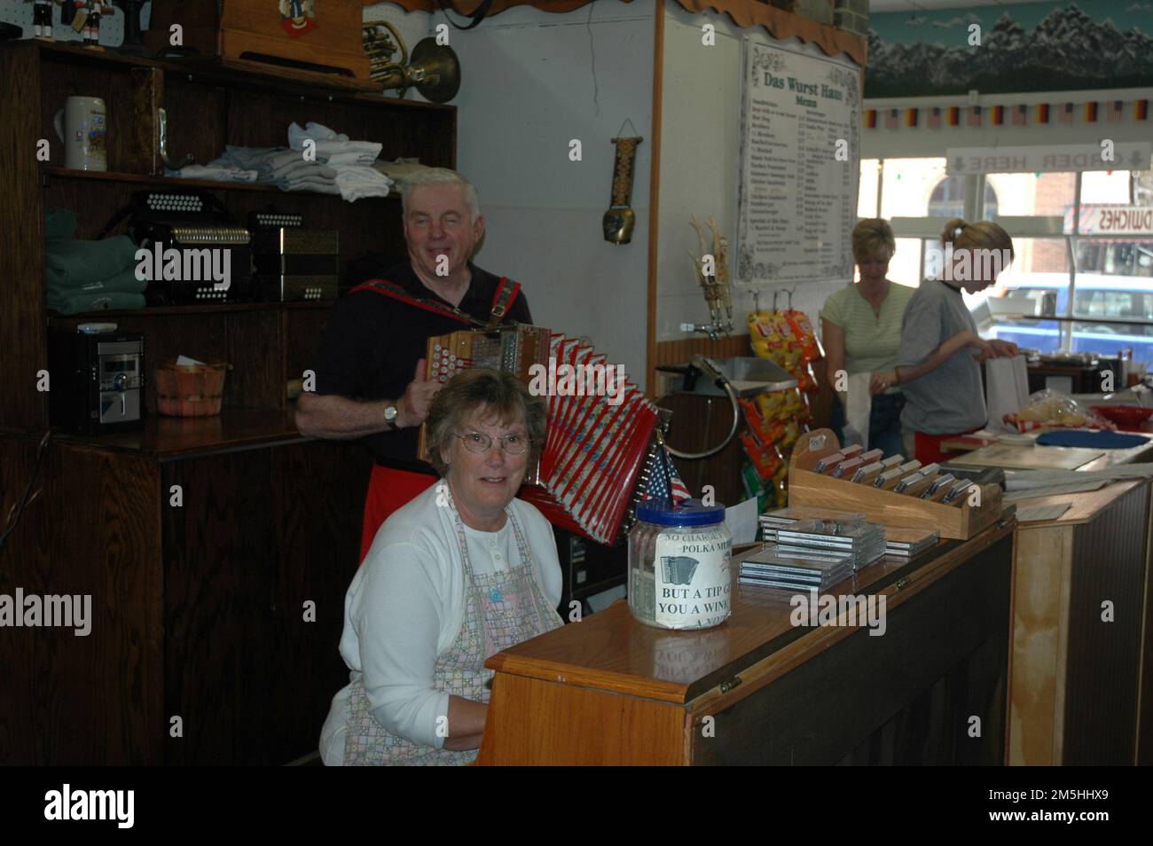 Piano players restaurant hi-res stock photography and images - Alamy