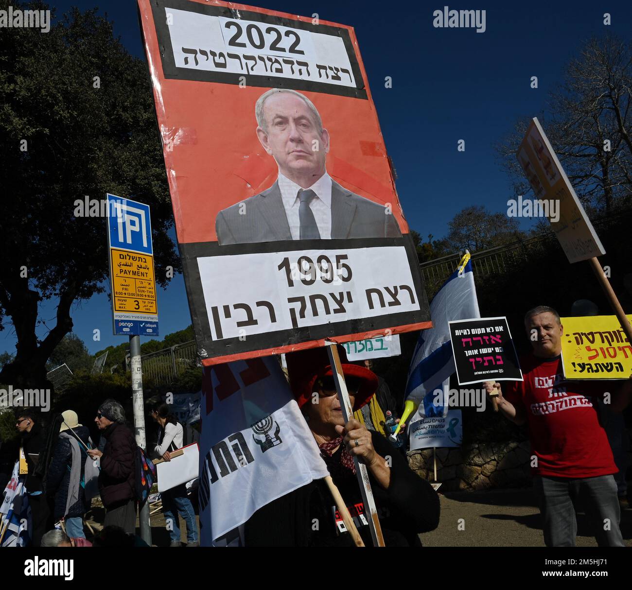 Jerusalem, Israel. 29th Dec, 2022. Israelis raise flags and banners ...