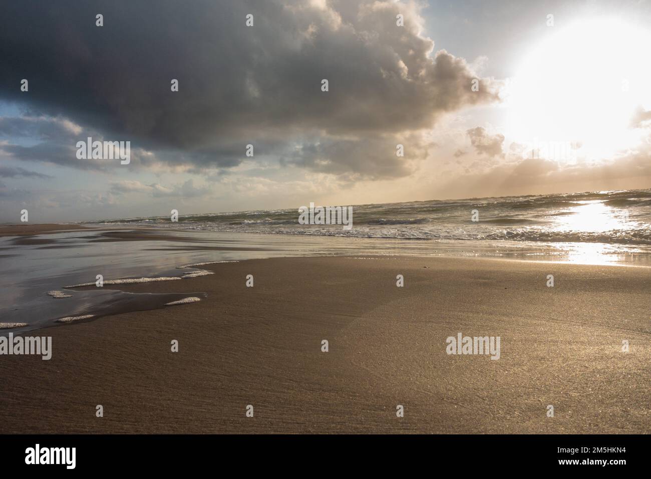 Sun on horizon hi-res stock photography and images - Alamy