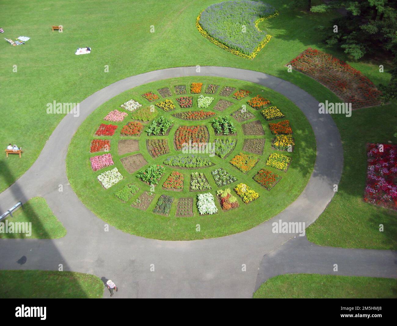 George Washington Memorial Parkway - Flowers Below Netherlands Carillon ...