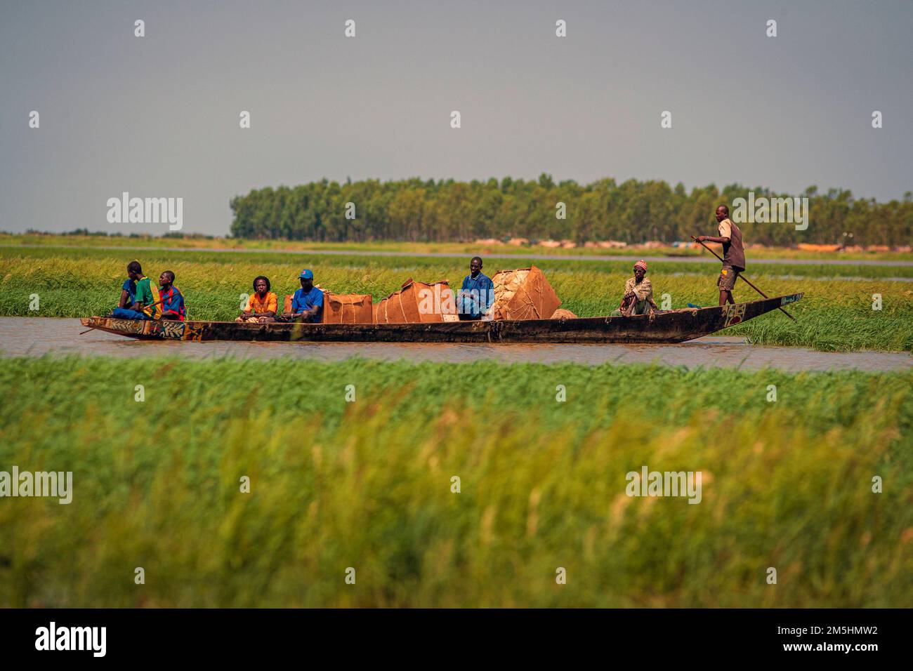 Africa african niger river canoe hi-res stock photography and images ...