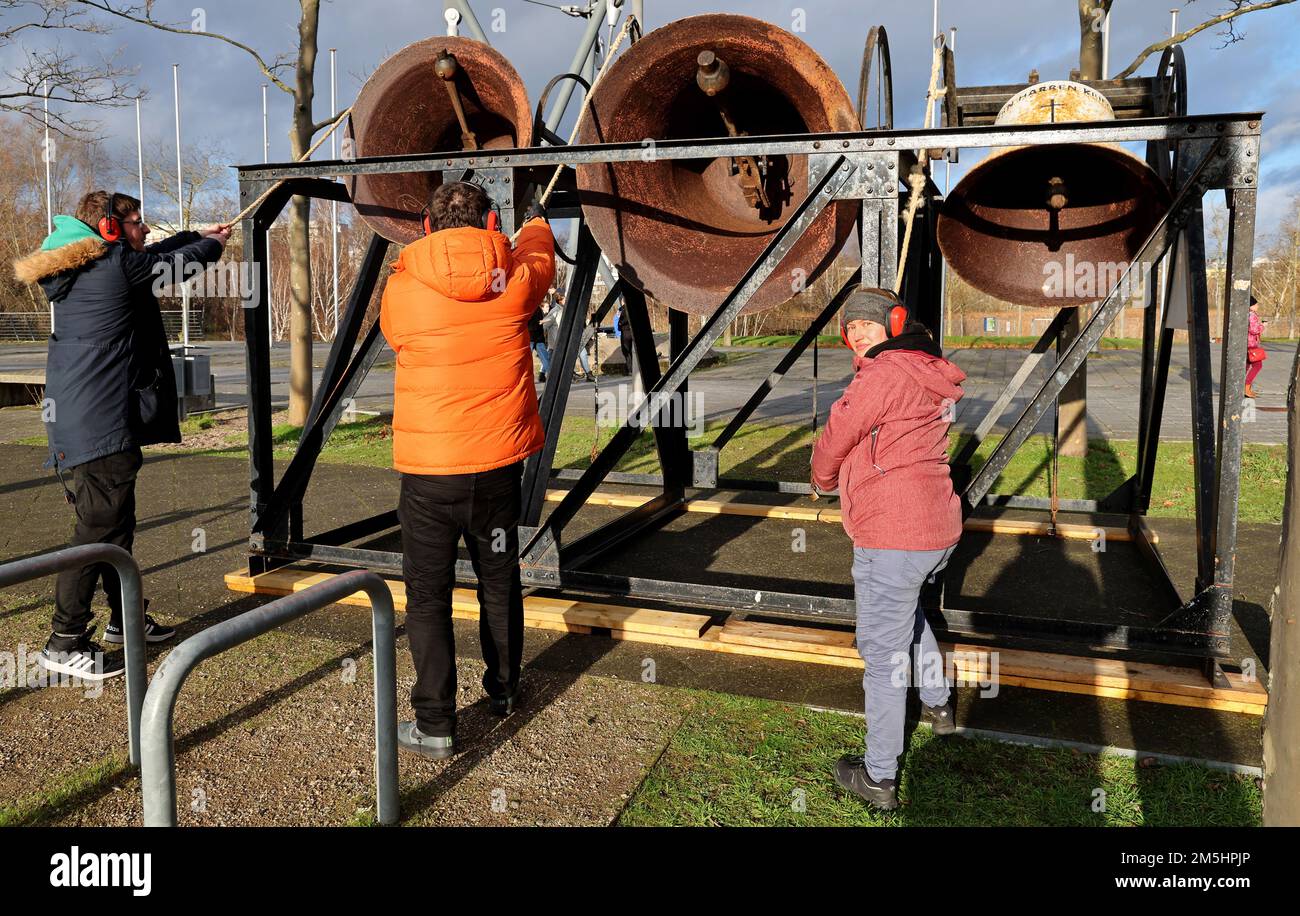 Rostock, Germany. 29th Dec, 2022. In front of the HanseMesse, the bells ...