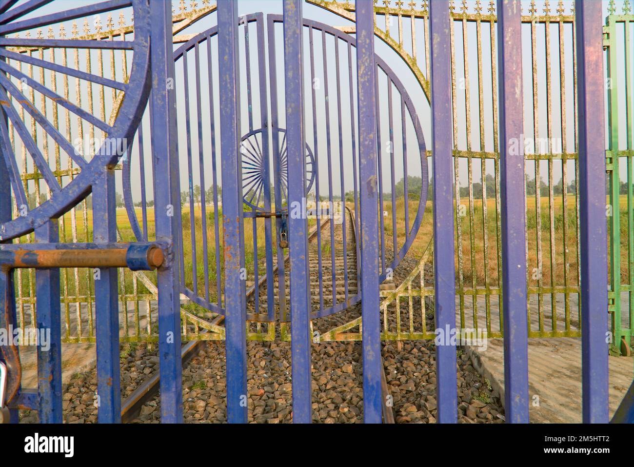India bangladesh border fence hi-res stock photography and images - Alamy
