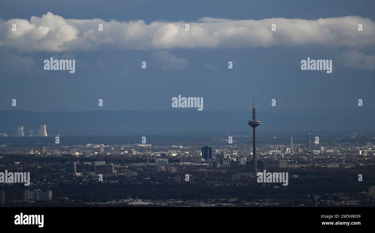 29 December 2022, Hessen, Königstein: While a band of clouds passes ...