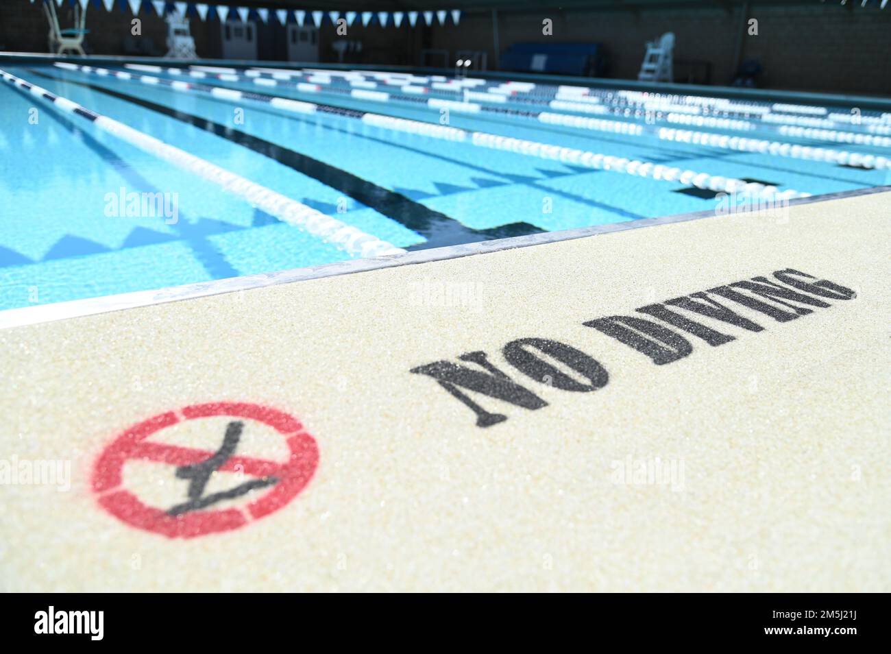 Ribbon cutting ceremony family hi-res stock photography and images - Alamy