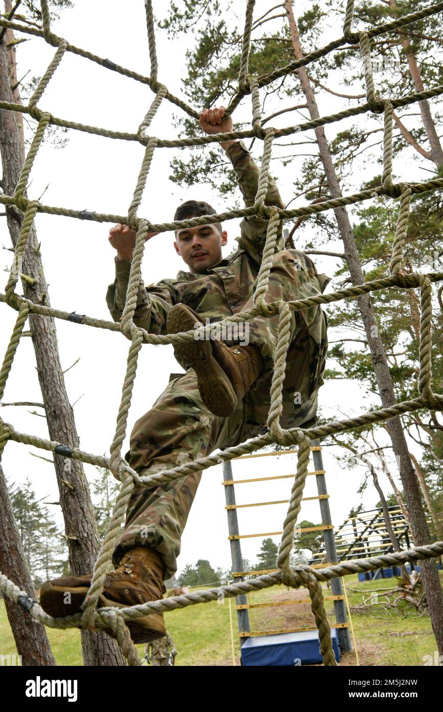 Oregon Army National Guard Soldiers compete on the Obstacle Course ...
