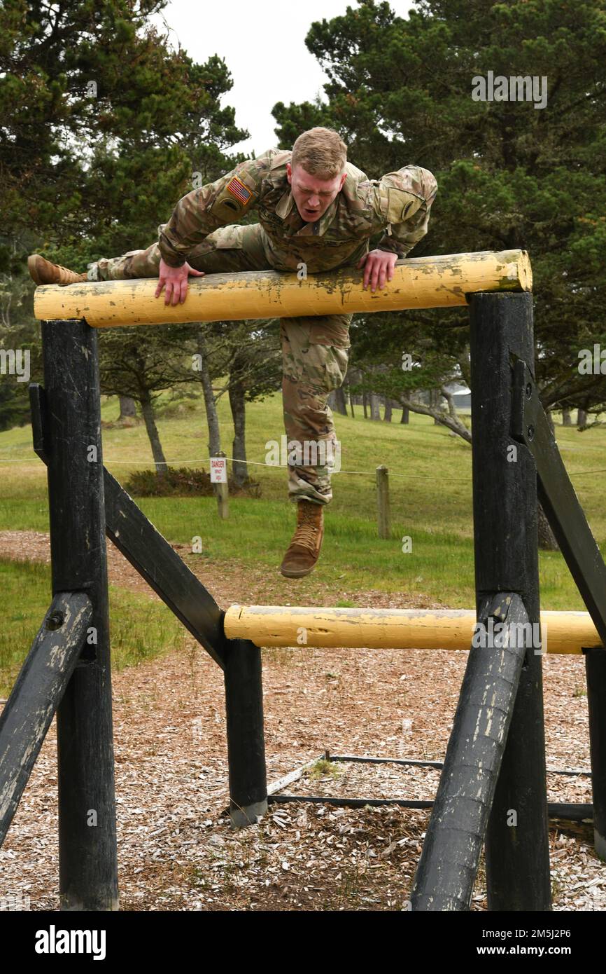 Oregon Army National Guard Soldiers compete on the Obstacle Course ...