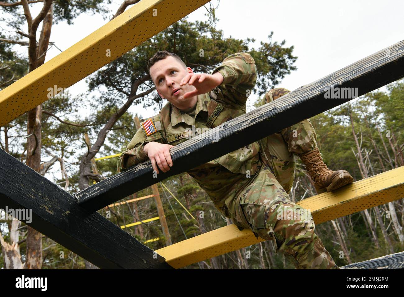 Oregon Army National Guard Soldiers compete on the Obstacle Course ...