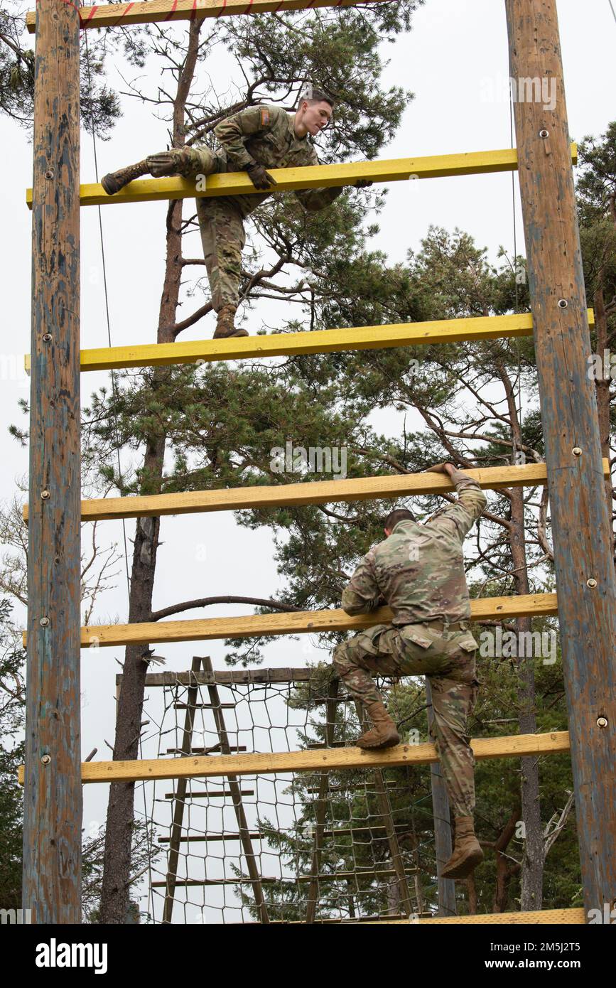 Oregon Army National Guard Soldiers compete on the Obstacle Course ...