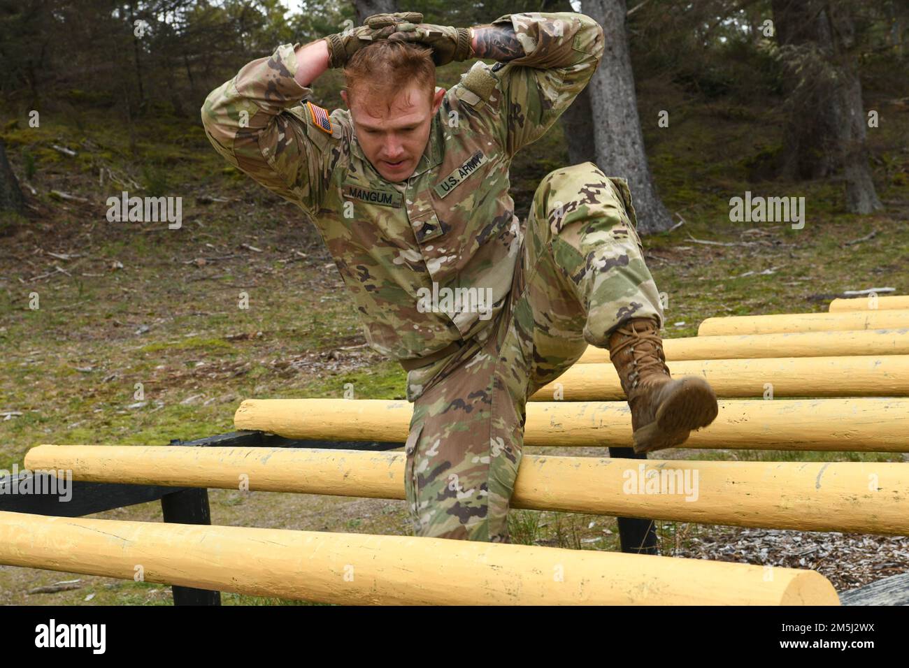 Oregon Army National Guard Soldiers compete on the Obstacle Course ...