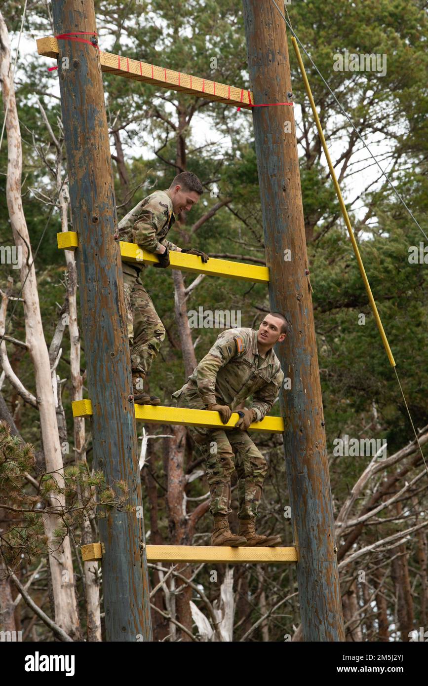 Oregon Army National Guard Soldiers compete on the Obstacle Course ...