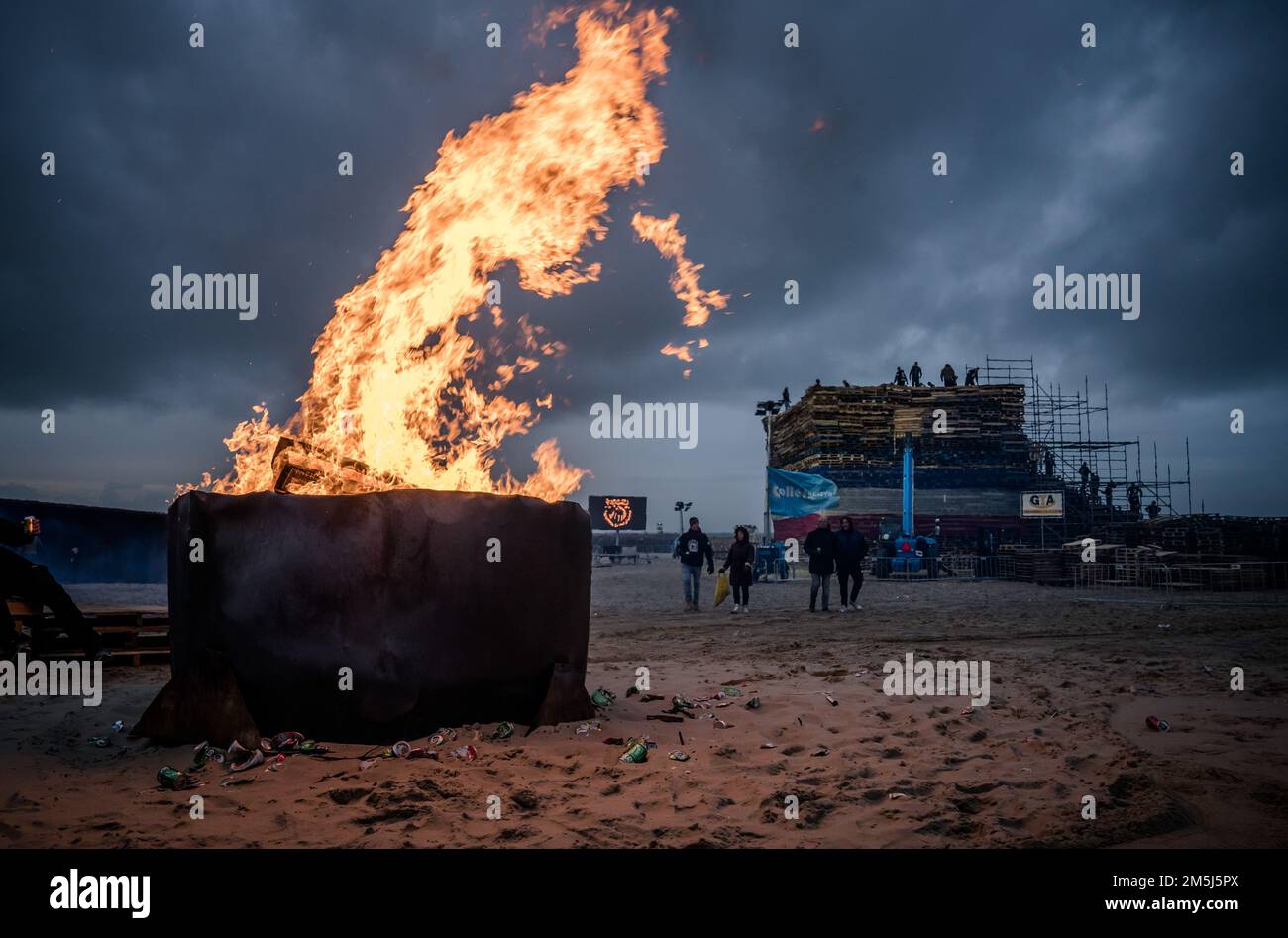 THE HAGUE - The bonfire of Duindorp is being built on the Zuiderstrand ...