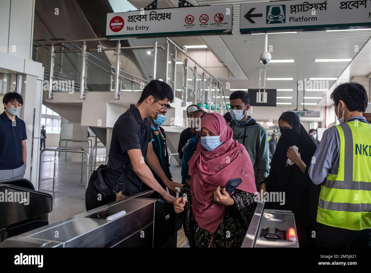 Dhaka, Bangladesh. 29th Dec, 2022. Passengers punch the metro card ...