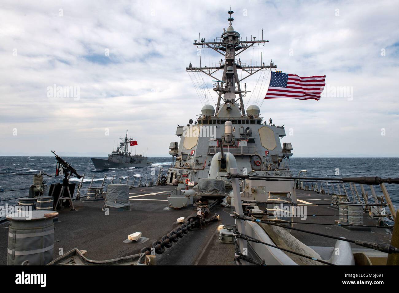 Oliver hazard perry class frigate hi-res stock photography and images ...