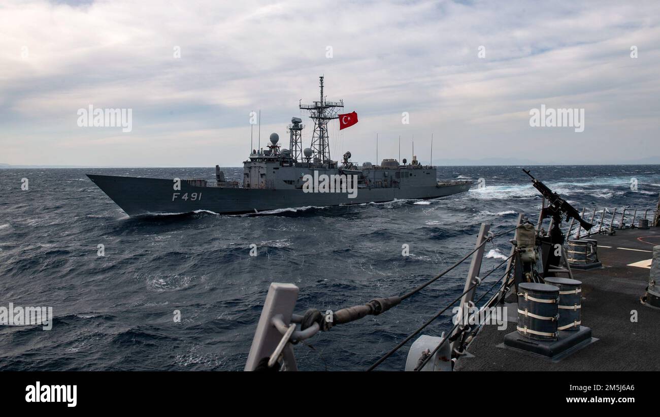 Oliver hazard perry class frigate hi-res stock photography and images ...