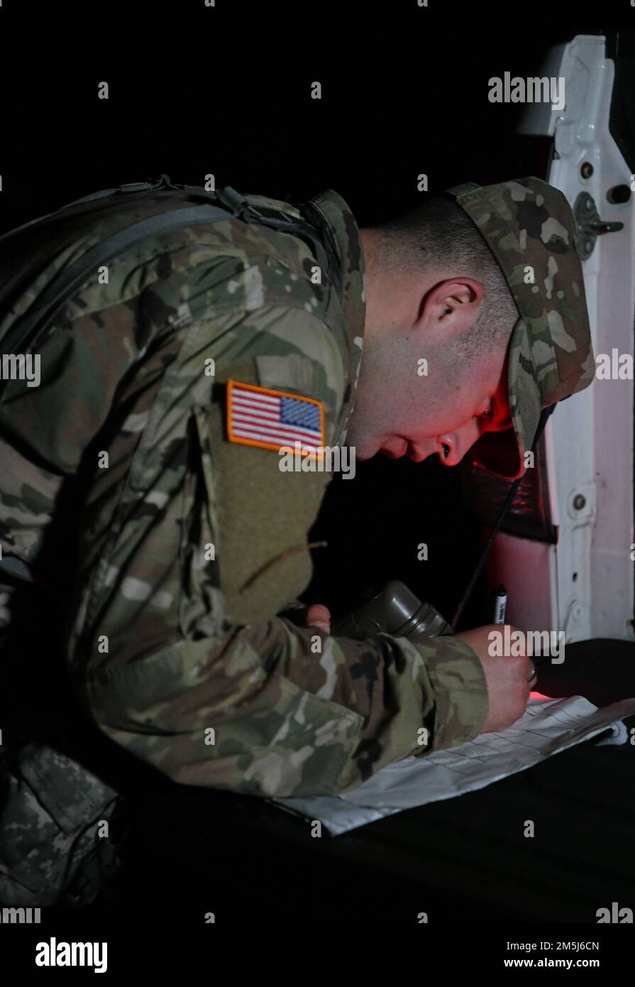 Oregon Army National Guard Soldiers conduct night land navigations ...