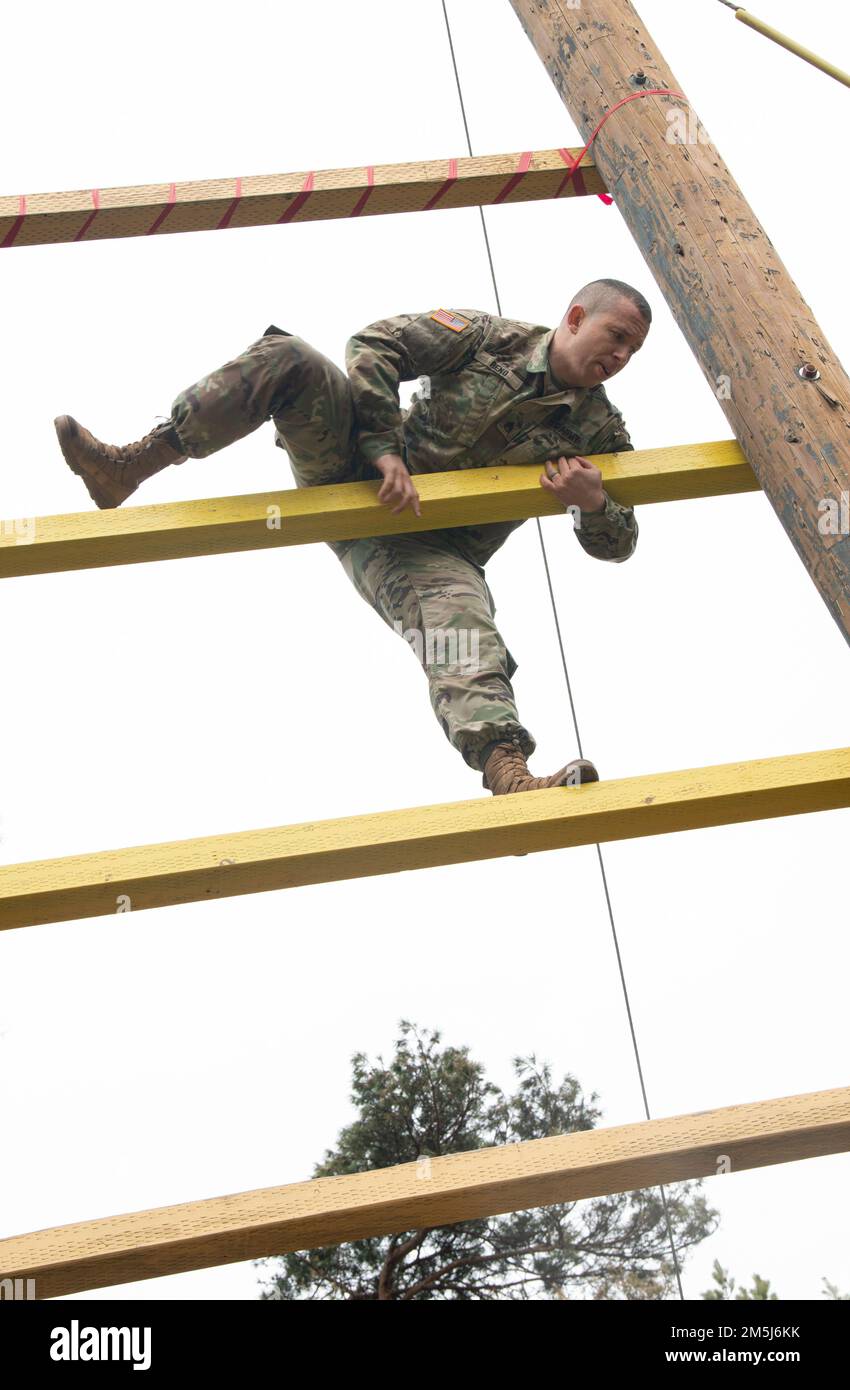 Oregon Army National Guard Soldiers compete on the Obstacle Course ...